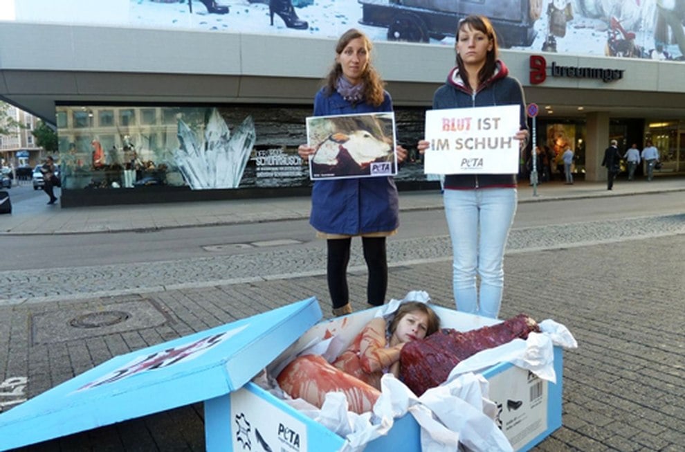 FOTO: „Blut ist im Schuh“ – Aufsehenerregende PETA-Aktion gegen ...